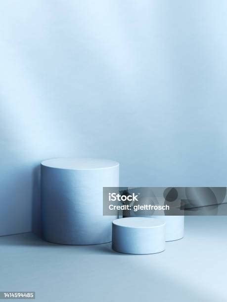 세 개의 파란색 다양한 크기의 빈 원통형 받침대 제품에 대한 장소를 표시하는 3d 컴퓨터 그래픽 템플릿 메달 수상대에 대한 스톡 사진 및 기타 이미지 Istock