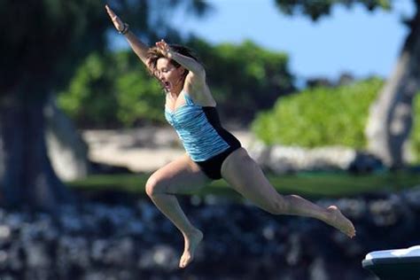 Mariska Hargitay Makes A Splash On Hawaiian Family Getaway