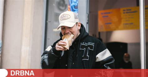 Rapper Maniak V Brně Otevřel Kebab Lidé Na Něj Ve Frontě čekali I