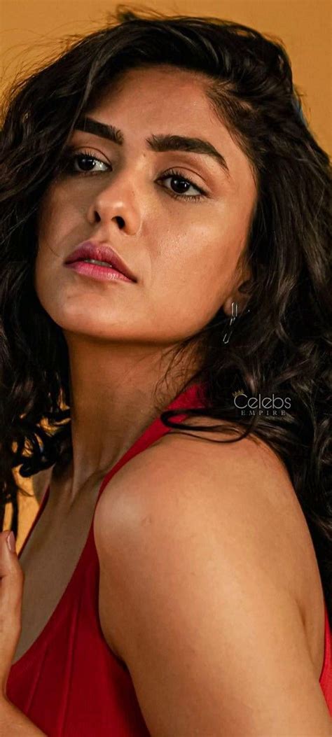 Mrunal Thakur Hot Face R Lustiwood