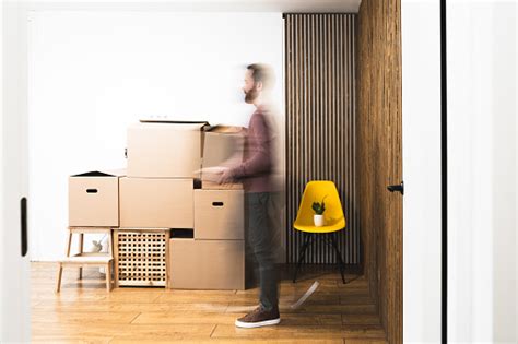 새 아파트에서 이사하는 성인 남자 새로운 시작 개념 긴 노출 40 44세에 대한 스톡 사진 및 기타 이미지 40 44세