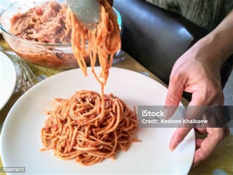 품질 가정 생활여자는 가족을 위한 Repare 음식부엌 가정 주방에 대한 스톡 사진 및 기타 이미지 가정 주방 가정의 방 건강한 생활방식 Istock