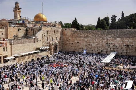 [포토] 유월절 통곡의 벽 찾은 유대인들 뉴스1