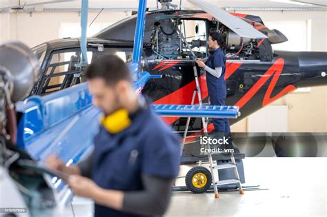 사다리에 서서 프로펠러 엔진을 고정하는 여성 항공기 정비사 배경에 집중 여자에 대한 스톡 사진 및 기타 이미지 여자 항공