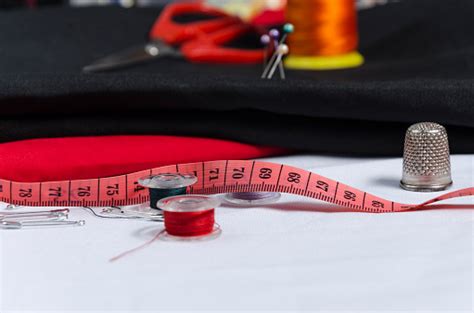 설계용 직물의 측정 및 절단 맞춤형 작업 테이블 가위 후인차 및 봉제 도구와 검은 색과 빨간색 직물 다른 보기 촬영 0명에 대한 스톡 사진 및 기타 이미지 Istock