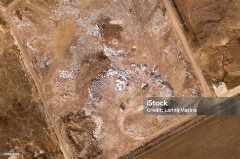 고형 폐기물 저장을 위한 경치 좋은 조감도 매립지 도시 가정 쓰레기 저장 쓰레기 수송용 덤프트럭 플라스틱 환경 오염 생태 문제 숫벌 0명에 대한 스톡 사진 및 기타 이미지