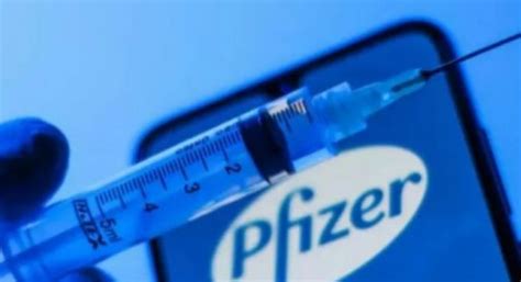 Здравни експерти искат спиране на използването на ваксината Pfizer За Жената