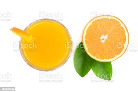 감귤 류와 녹색 잎 평면도 흰색 배경에 고립의 조각과 오렌지 주스 유리 평면 위치 패턴 웃옷에 대한 스톡 사진 및 기타 이미지