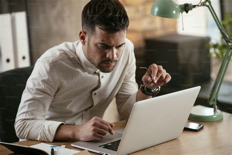 사무실에서 노트북으로 일하는 사업가 사무실에서 프로젝트를 진행하는 세련된 사업가 사진 Unsplash의 걱정 이미지