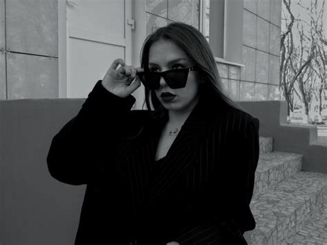 ปักพินโดย Мария ใน девушка в пиджаке