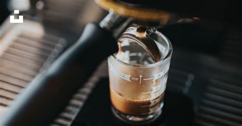 블랙 에스프레소 메이커 파일링 투명 유리 컵의 근접 촬영 사진 사진 Unsplash의 무료 커피 이미지