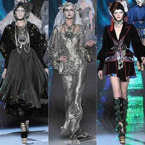 John Galliano 2009 Fall 以俄国的巴尔干半岛民间传说为灵感，秀场被设置成冰雪天地般、服饰充斥着大量的刺绣、手工艺品、以及