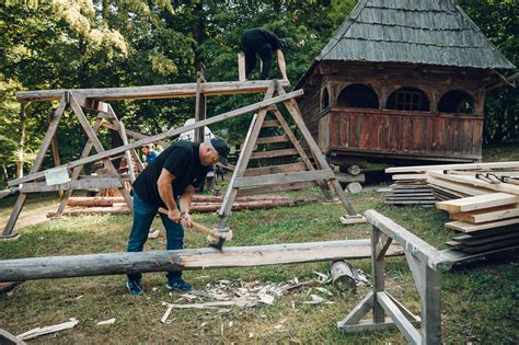 👉От Йон Чоара ще научите как се правят дървени керемиди Той е от