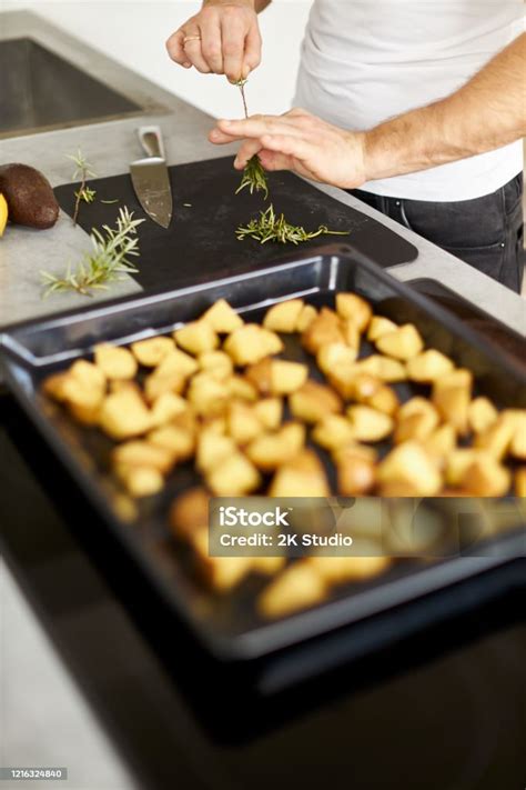 멋진 디자인 부엌에서 건강한 음식을 요리하는 흰색 티셔츠를 입은 젊은 남자의 다양한 사진 T 셔츠에 대한 스톡 사진 및 기타 이미지 T 셔츠 가정 생활 가정 주방