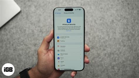 iOS 18.2 lets you change default messaging and calling apps