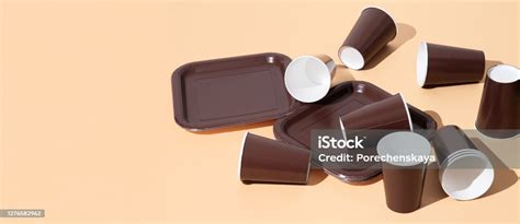 베이지 색 배경에 플라스틱 접시와 컵 최소 여전히 삶의 예술 플라스틱 프리 컨셉 갈색에 대한 스톡 사진 및 기타 이미지 갈색