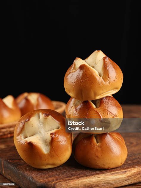 Laugenbrezel 어두운 배경에 중간에 십자가가 자른 복숭아 모양의 잿물 빵 0명에 대한 스톡 사진 및 기타 이미지 Istock
