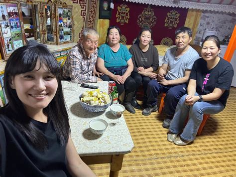 Battsetseg “Архангайд хоночих айл байна уу” гэдэг зараар маш сайхан гэр бүлд уригдаж танилцаж