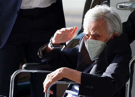 Malaysias Daim Zainuddin Reformist Ex Finance Minister Dies At 86 Reuters