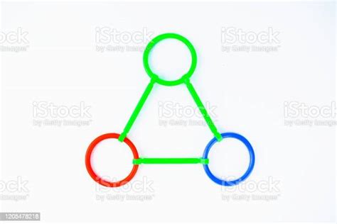 흰색 배경에 원형과 선 모양의 플라스틱 모양 이동 장난감으로 만든 삼각형 모양 3차원 형태에 대한 스톡 사진 및 기타 이미지 3차원 형태 개념 개체 그룹 Istock