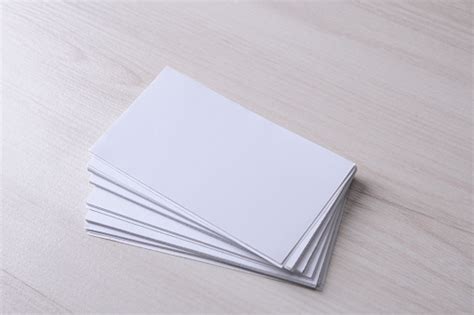 명함 나무 배경에 비어 있습니다 기업 문구류 브랜딩 모의 크리에이티브 디자이너 데스크 플랫 레이 텍스트공간을 복사합니다 Id용 템플릿입니다 0명에 대한 스톡 사진 및 기타