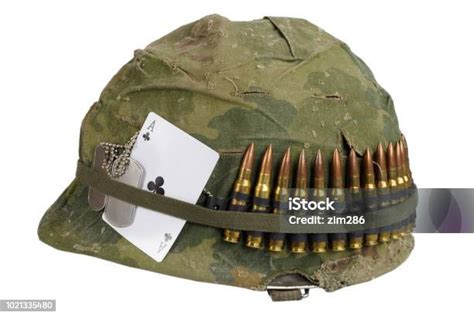 미국 육군 헬멧 베트남 전쟁 기간 위장 커버와 탄약 벨트 강아지 태그와 부적클럽 카드 게임의 에이스 1968년에 대한 스톡 사진 및 기타 이미지 Istock