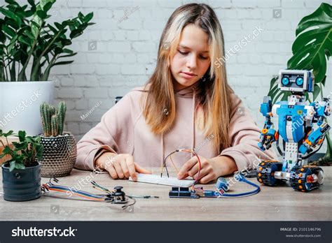 1 665 Arduino Babe Images Stock Photos Vectors Shutterstock