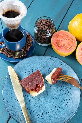 칼 콩 및 커피 컵 옆에 치즈와 함께 달콤한 구아바 조각으로 포크하십시오 0명에 대한 스톡 사진 및 기타 이미지 0명 고이아바다 과일 Istock