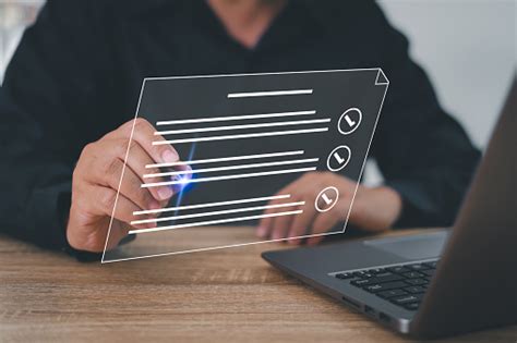 비즈니스 사람들은 가상 화면에서 디지털 전자 문서에 서명하고 확인 사업가는 노트북을 사용하고 전자 문서 종이가없는 사무실에 펜 표시를 개최 가상현실에 대한 스톡 사진 및