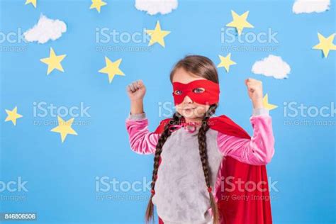 6 년 금발 여자 집에서 재미 슈퍼 히어로 처럼 입고 밝은 파란색 벽의 배경에 아이 소녀에 대한 스톡 사진 및 기타 이미지