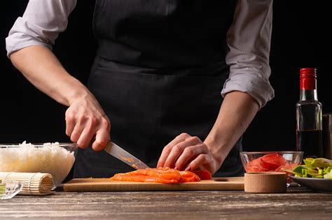 요리사 인하 빨간 물고기 일본 초밥의 준비를 위한 연어 롤 맛 있는 일본 음식 요리 요리법 메뉴 및 제조 법도 서의 개념 고급 요리에 대한 스톡 사진 및 기타 이미지