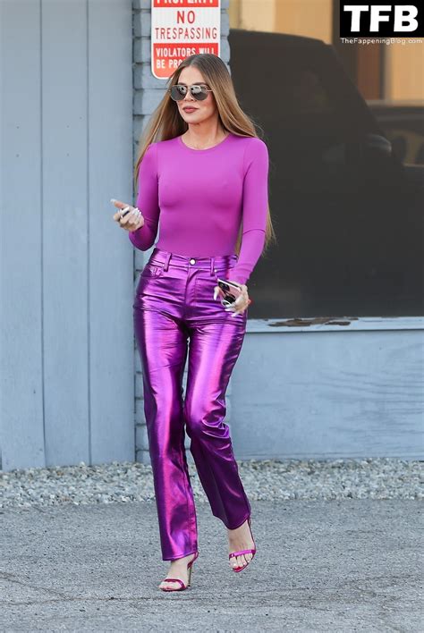 Khloe Kardashian Shows Off Her Incredible Figure Razor Sharp Cheeks As