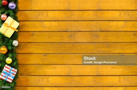 크리스마스 트리 분기 크리스마스 장식 공 골든 실버 노란색 아름 다운 테두리 선물 보드 소박한 자료 복사 공간 12월에 대한 스톡 사진 및 기타 이미지 Istock