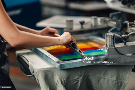 알아볼 수 없는 작업자의 손 클로즈업 스퀴지로 스크린 인쇄 손에 대한 스톡 사진 및 기타 이미지 손 여자 클로즈업 Istock