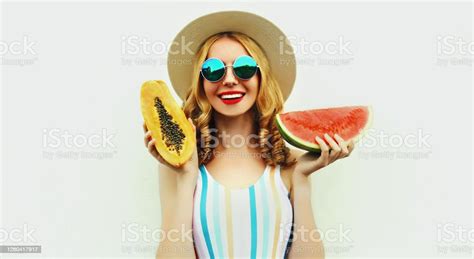 수박과 파파야의 과일 조각과 함께 행복한 미소 여자의 여름 초상화 밀짚 모자를 쓰고 흰색 배경에 선글라스 감정에 대한 스톡 사진 및 기타 이미지 Istock