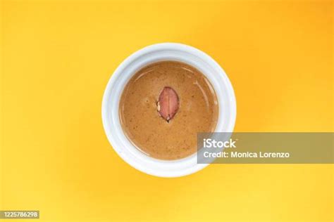 오렌지 배경에 고립 된 흰색 컵에 땅콩 버터 건강한 간식 맨 위 보기 0명에 대한 스톡 사진 및 기타 이미지 0명 갈색 건강한 생활방식 Istock