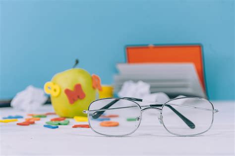 학교로 돌아가는 개념 노트북 배경에 컬러 글자와 안경이 있는 녹색 사과 0명에 대한 스톡 사진 및 기타 이미지 0명 개념 개인 장식품 Istock