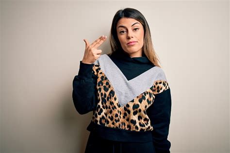 고립 된 흰색 배경 촬영 위에 서 캐주얼 스웨트 셔츠를 입고 젊은 아름다운 여성은 총 자살 제스처처럼 머리에 손과 손가락을 가리키는 자신을 죽이고 총에 대한 스톡 사진 및