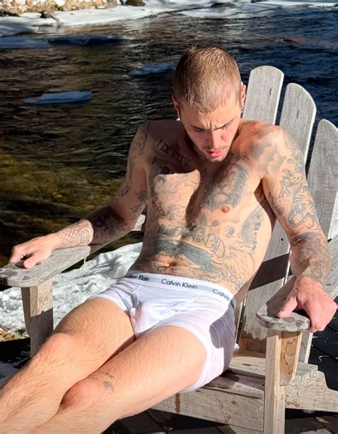 Justin Biebers Bulge Sparks Hilarious Reactions After