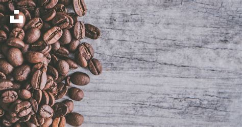 나무 테이블 위에 커피 원두 더미가 놓여 있다 사진 Unsplash의 무료 회색 이미지