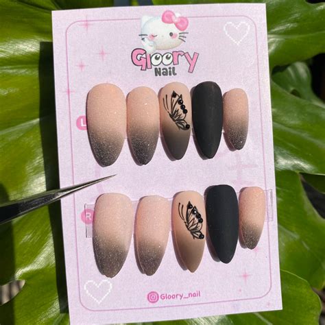 ناخن با طرح آمبره و پروانه