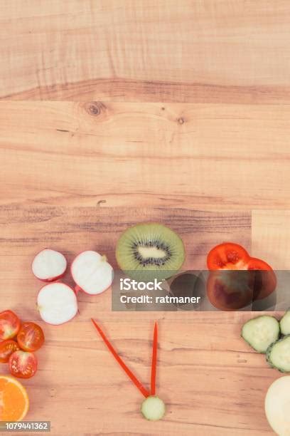 과일과 야채 건강 한 식습관에 대 한 시간을 보여주는 시계의 모양에 텍스트 위한 공간을 복사 비타민을 포함 하 0명에 대한 스톡 사진 및 기타 이미지 Istock