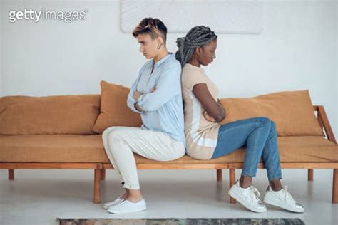 Same Sex Couple Having An Argument And Looking Distant And Cold 이미지 1301789338 게티이미지뱅크