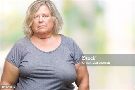 수석 플러스 우울 격리 된 배경 위에 크기 백인 여자 하 고 울고 분노 하 고 무서 워 하는 고통에 대 한 걱정 슬픈 식입니다