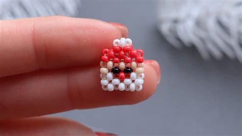 Міні фігурка дід мороз з бісеру у техніці хрестик Beaded