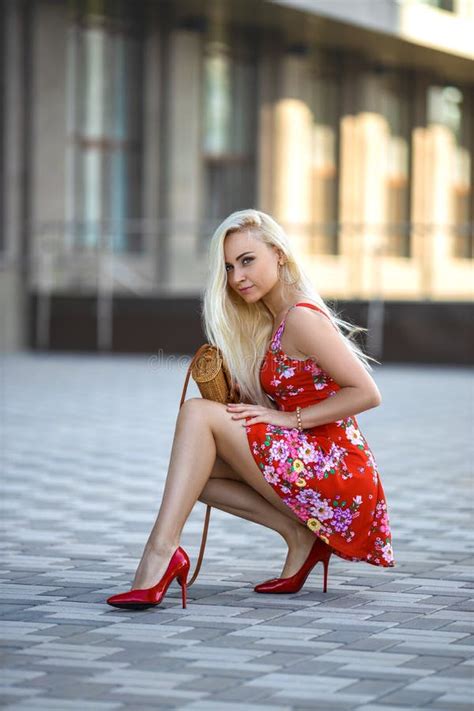 Meisje Met Perfecte Poten Die Op Het Stadsplein Poseren Stock