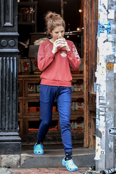 Anna Kendrick Love Life Set In New York 10 07 2019 • Celebmafia