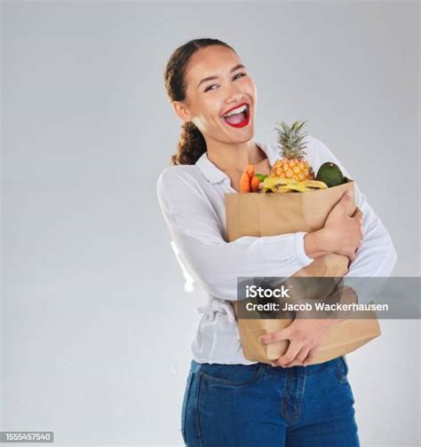 흥분한 초상화와 여자는 흰색 배경에 고립된 스튜디오의 모형 공간에서 과일을 쇼핑한다 영양 건강한 식단 및 슈퍼마켓 거래를 위한 야채가 있는 가방 음식 또는 고객 슈퍼마켓에