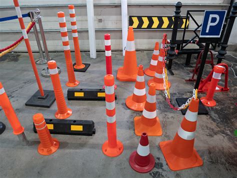 Montón De Conos De Tráfico De Estacionamiento Y Limitar Las Barreras De
