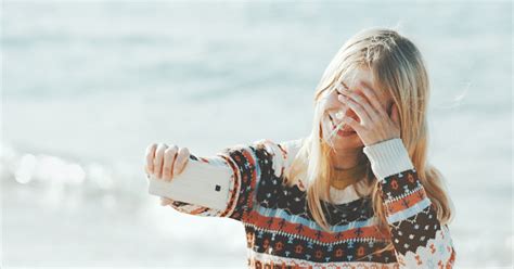 금발 여자 복용 Selfie 바다 여행 라이프 스타일과 현대 기술 개념에서 스마트폰을 사용 하 여 노르웨이에 대한 스톡 사진 및 기타 이미지 Istock